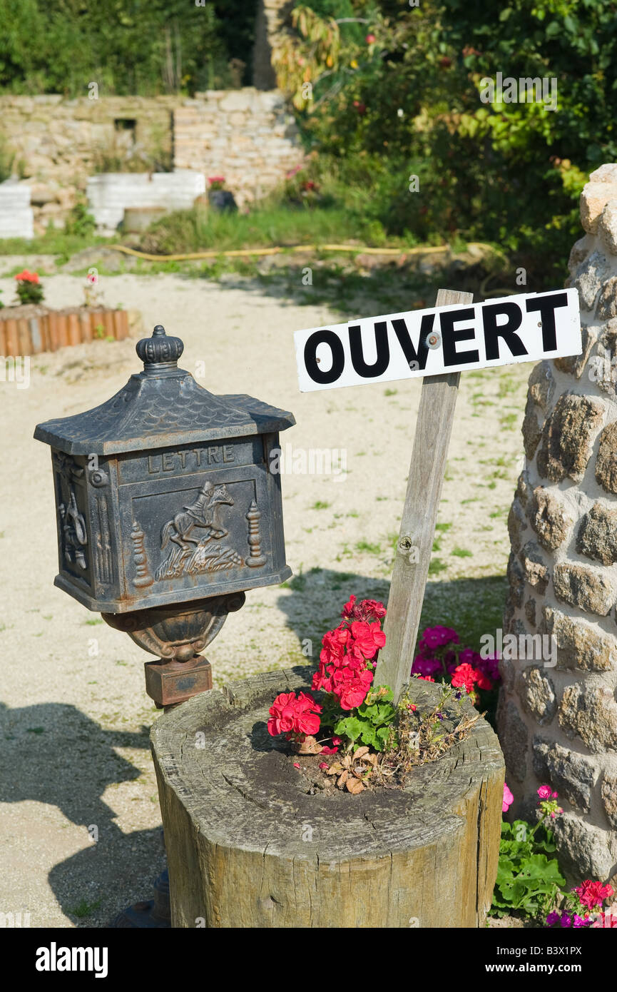 RESTAURANT OPEN SIGN AND LETTERBOX BRITTANY FRANCE Stock Photo - Alamy
