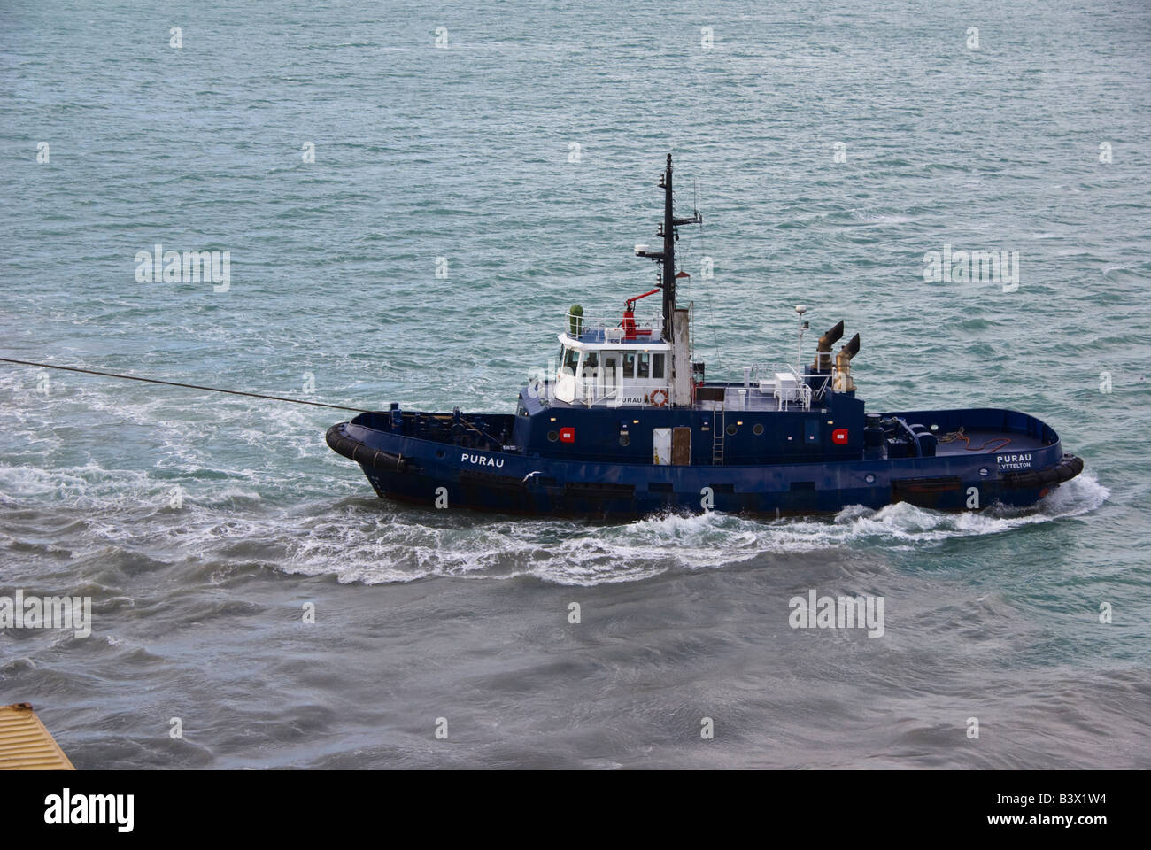 Helping tugboat hi-res stock photography and images - Alamy