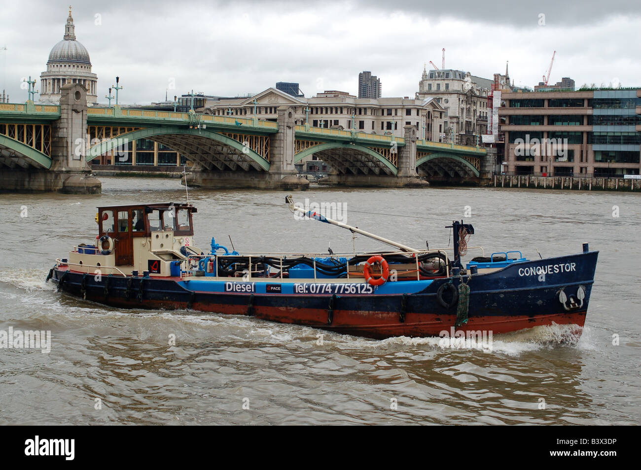 Boat thames hi-res stock photography and images - Alamy