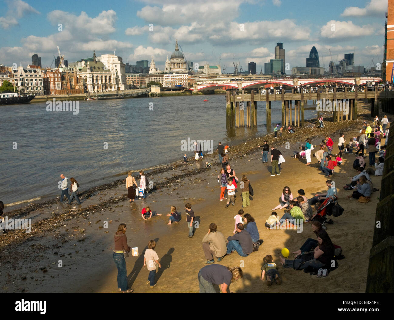 Thames beach london hi-res stock photography and images - Alamy