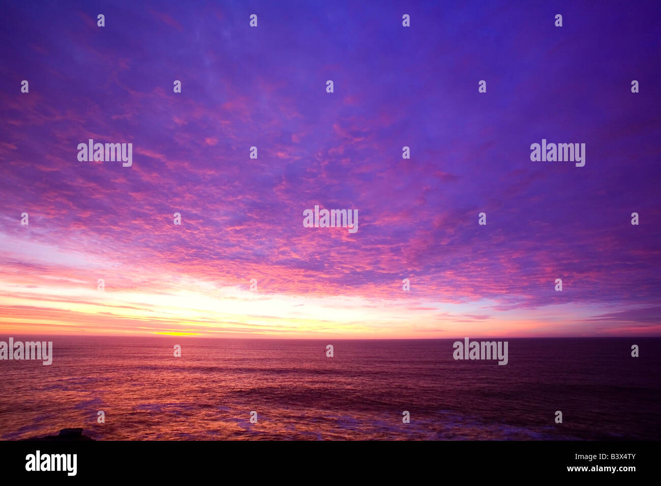 Cloudy sky over ocean sunset hi-res stock photography and images - Alamy