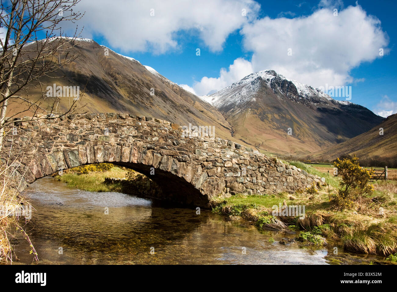 Stone bridge in mountain landscape, Lake District, Cumbria, England ...