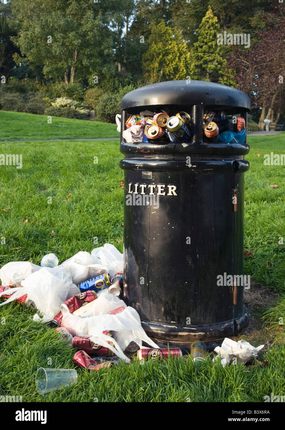 Litter bin overflowing with rubbish Stock Photo - Alamy