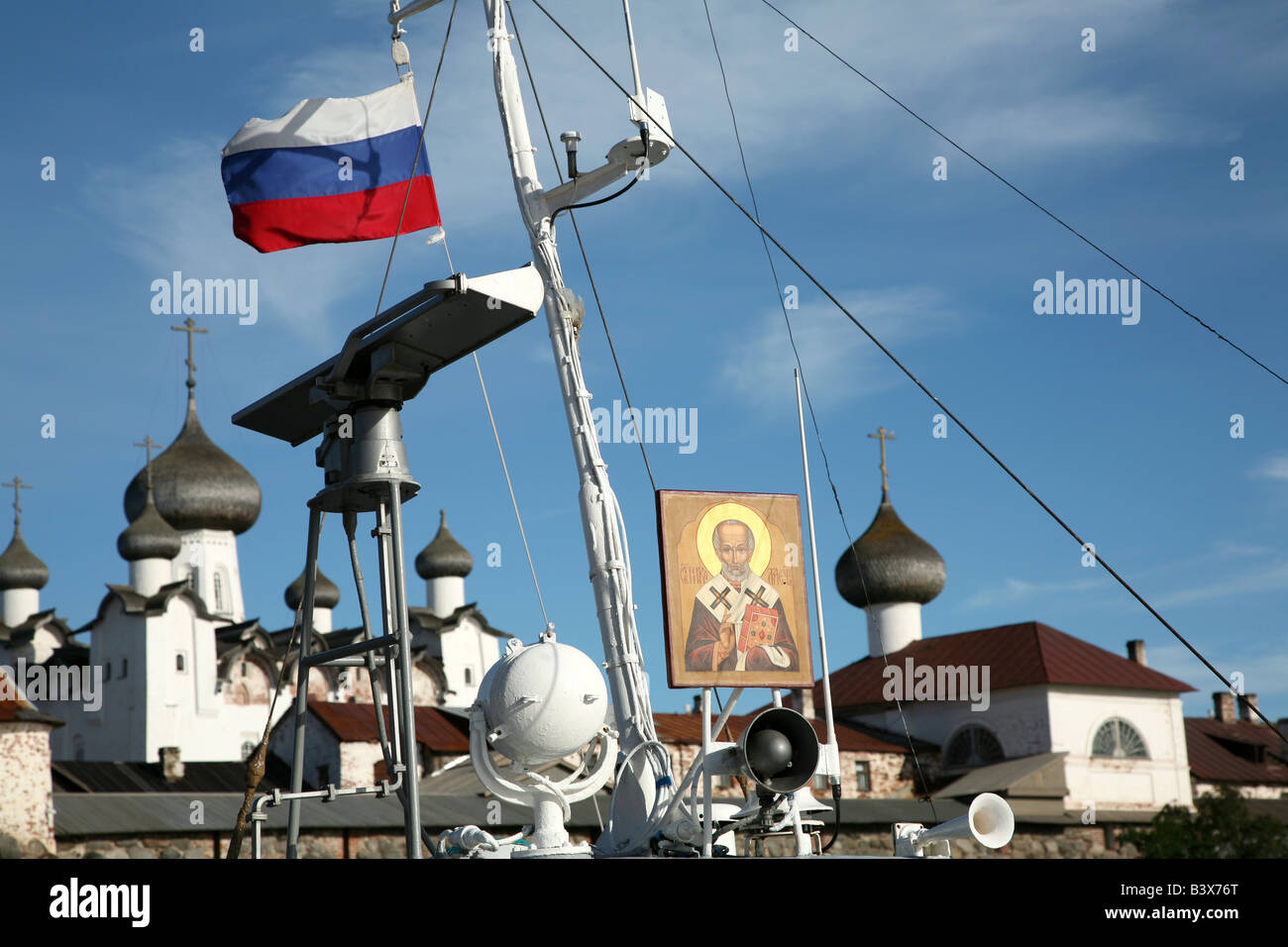 Russian federation flag over kremlin hi-res stock photography and ...