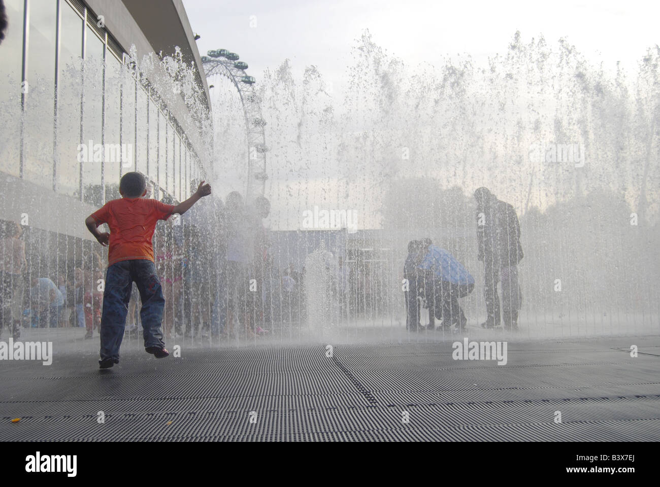 Southbank london fountain hi-res stock photography and images - Alamy