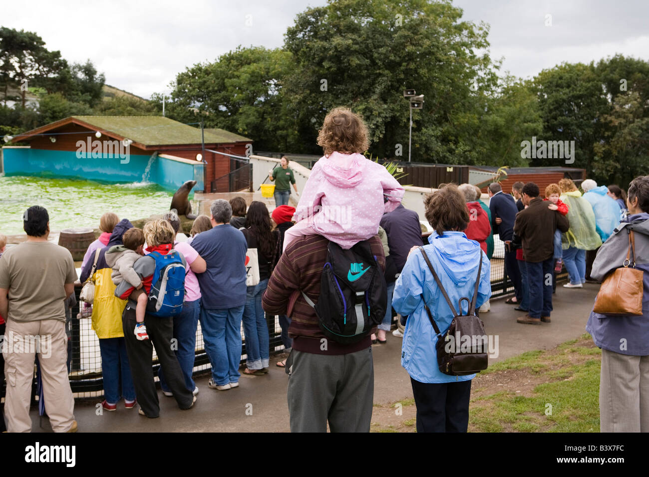 Father and children at zoo hi-res stock photography and images - Alamy