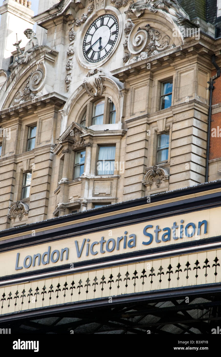 Victoria station london hi-res stock photography and images - Alamy