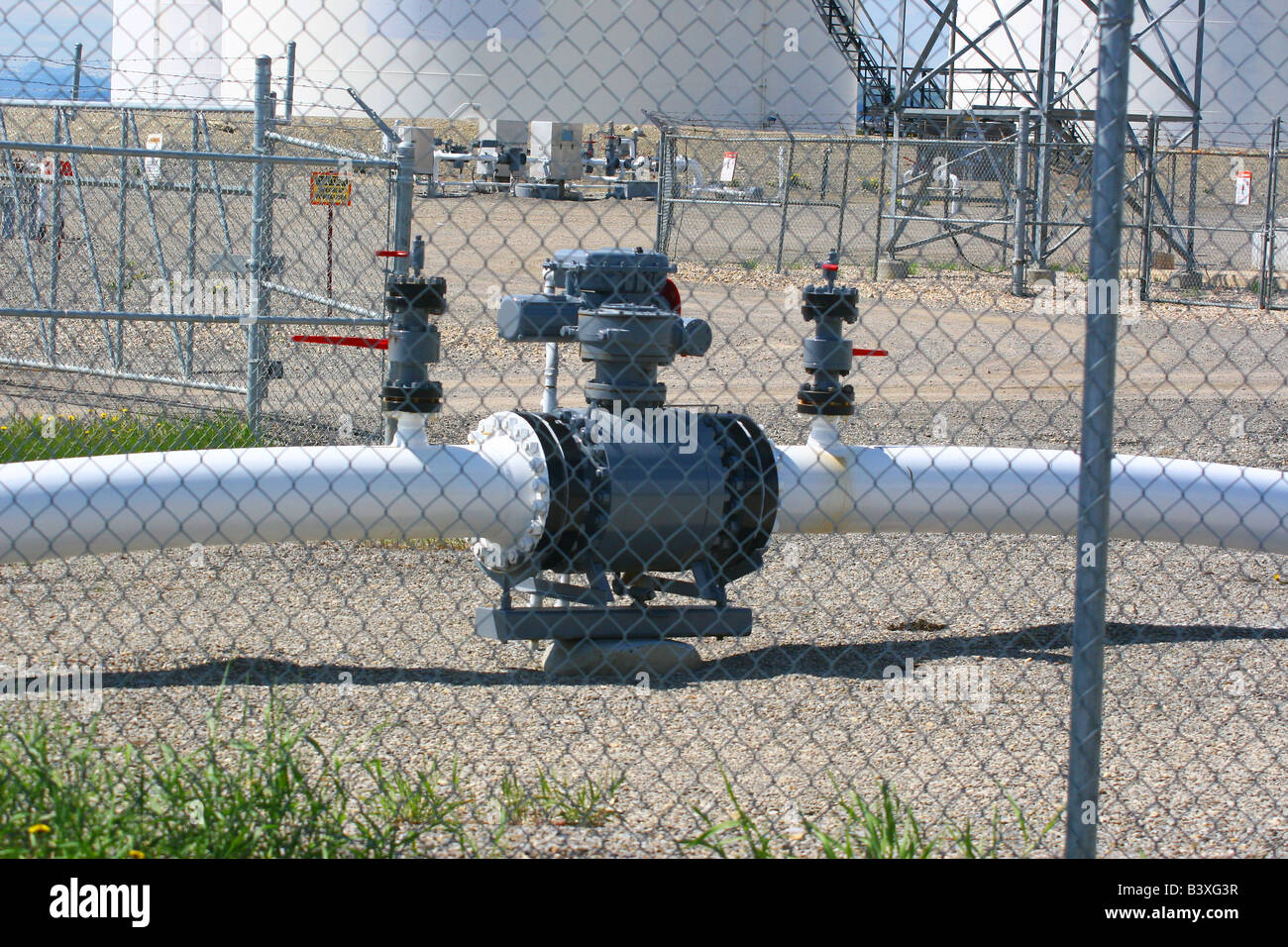 Horizontal Valve on an oil pipeline Stock Photo - Alamy