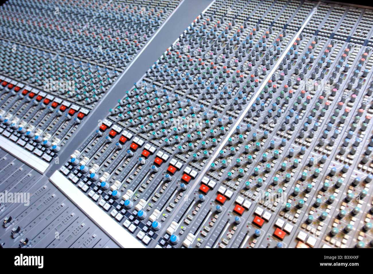 Analogue mixing desk hi-res stock photography and images - Alamy