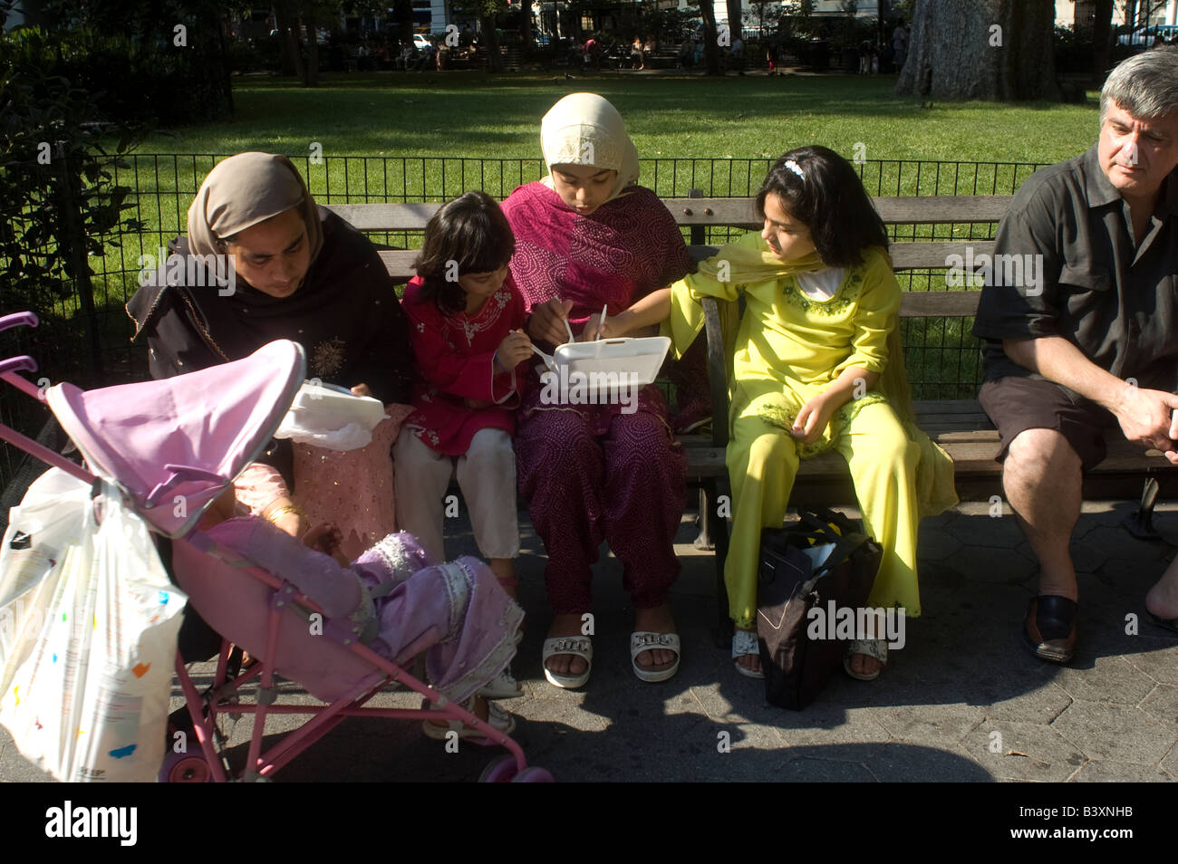 Pakistani women hi-res stock photography and images - Alamy