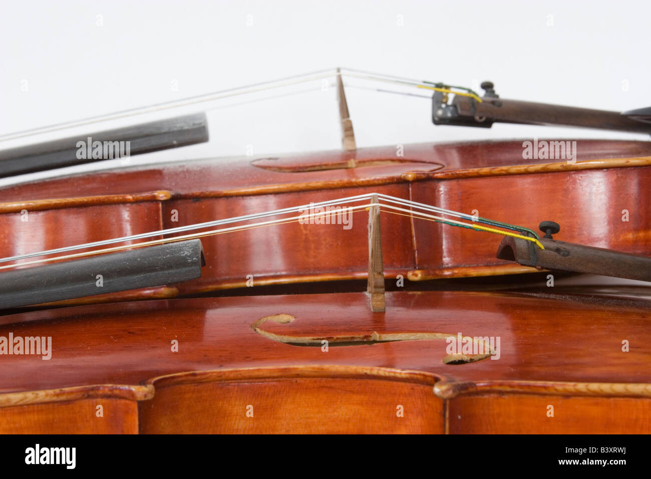 Two violins hi-res stock photography and images - Alamy