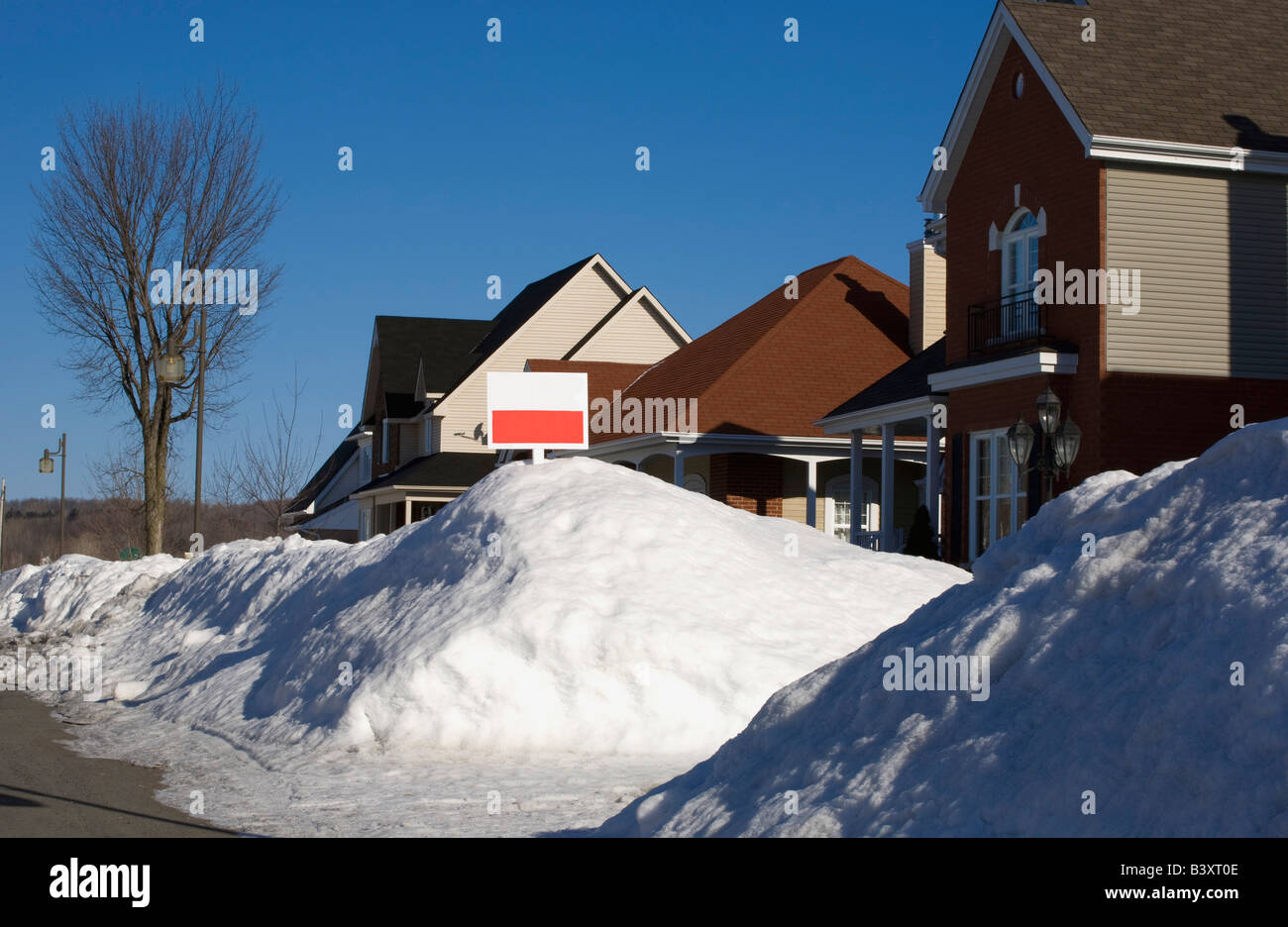 Snow piled on edge of street Stock Photo - Alamy