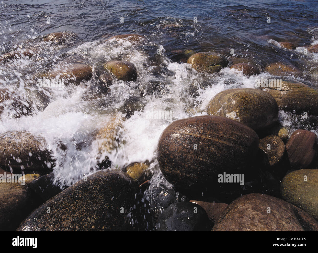 dh Waves lapping over bolders SEA BACKGROUND Large rock on rocky beach ...