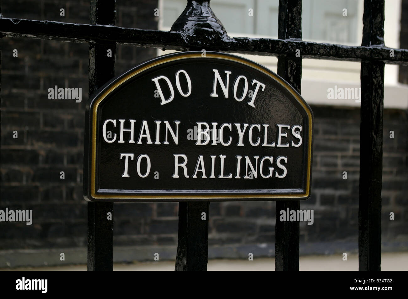 Chain railings hi-res stock photography and images - Alamy