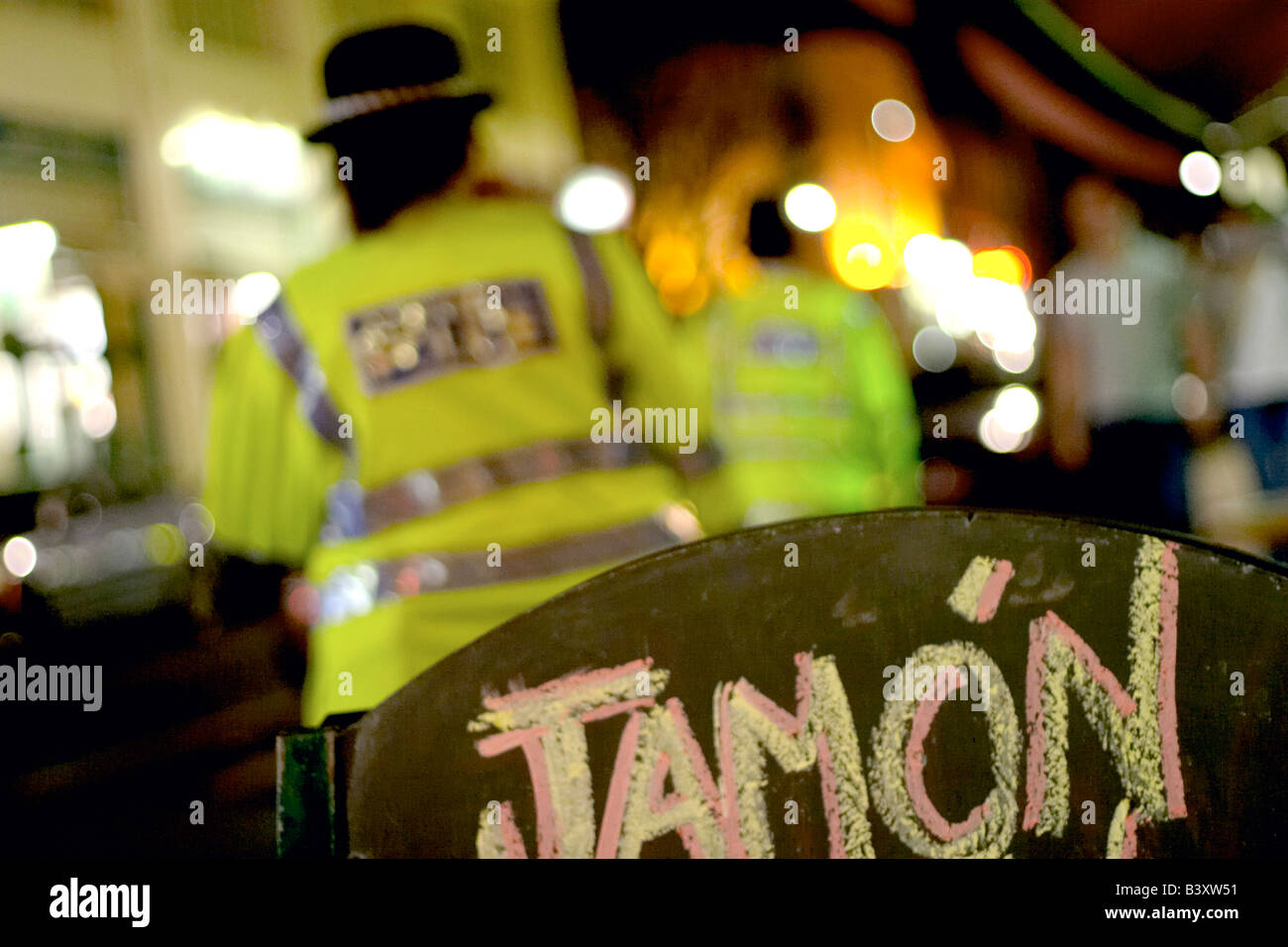Police officers at bar hi-res stock photography and images - Alamy