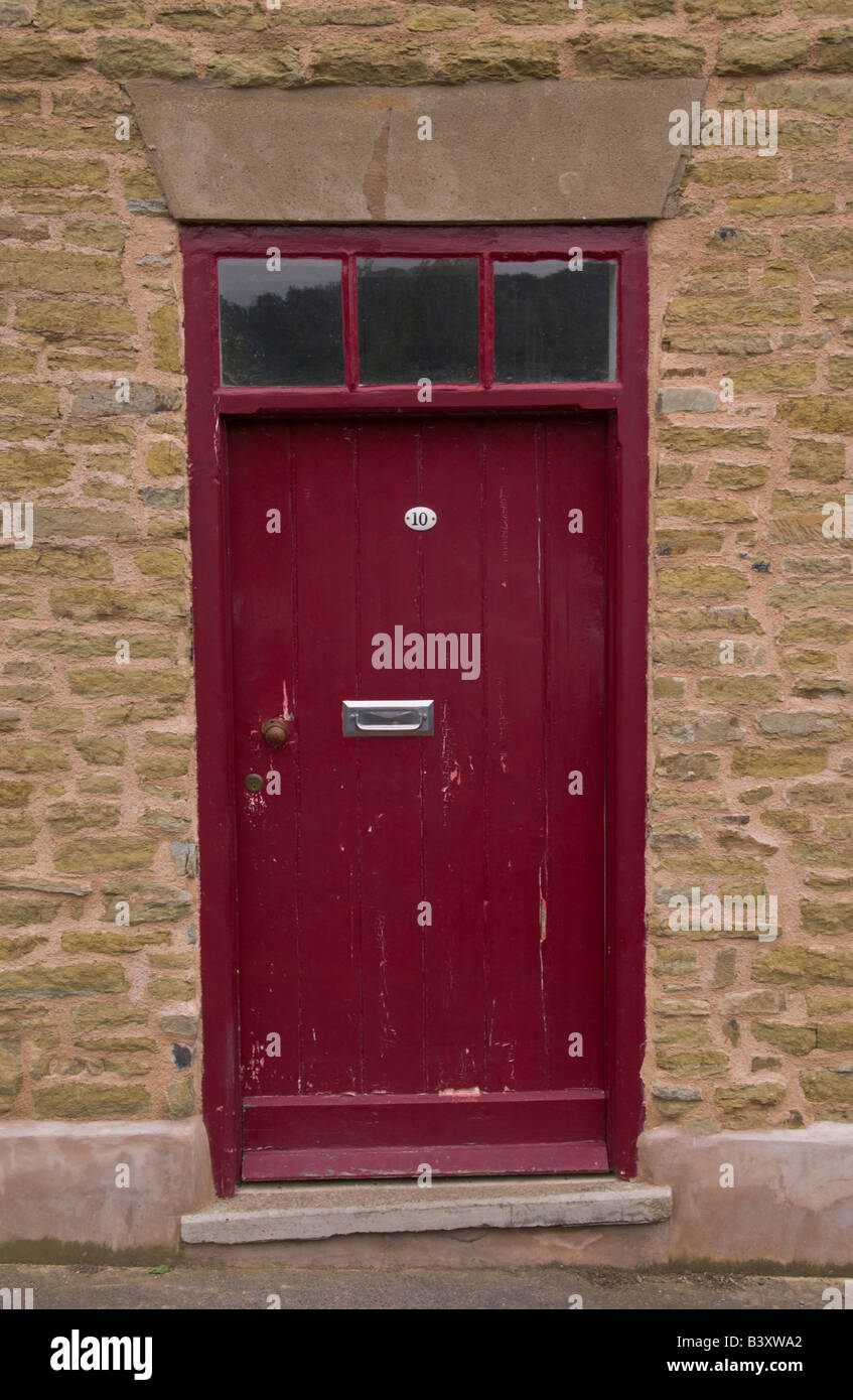 Maroon front door hi-res stock photography and images - Alamy
