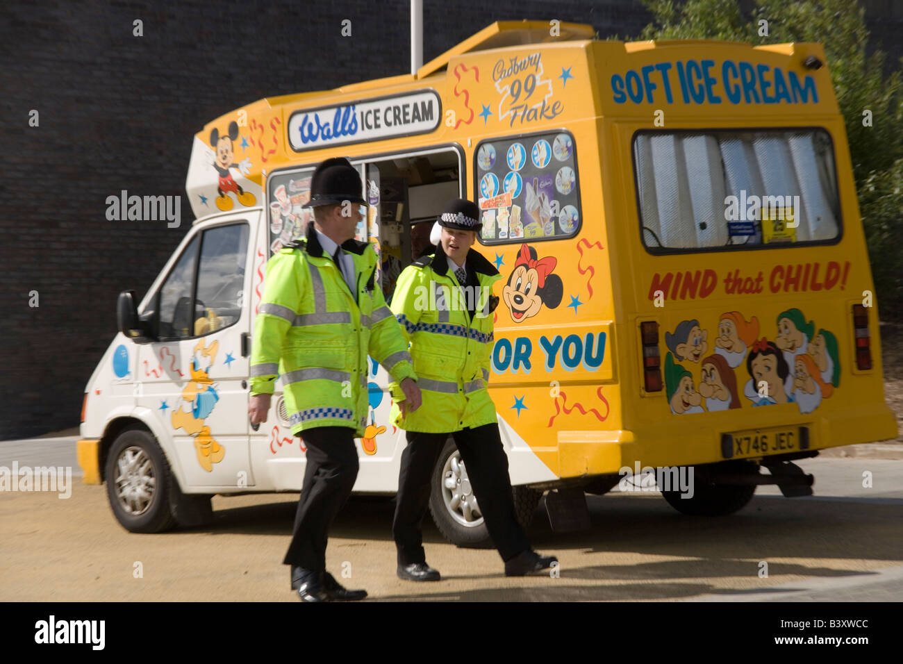 Ice cream van on the promenade hi-res stock photography and images - Alamy