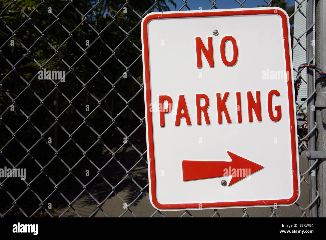no parking sign chain link fence Stock Photo - Alamy