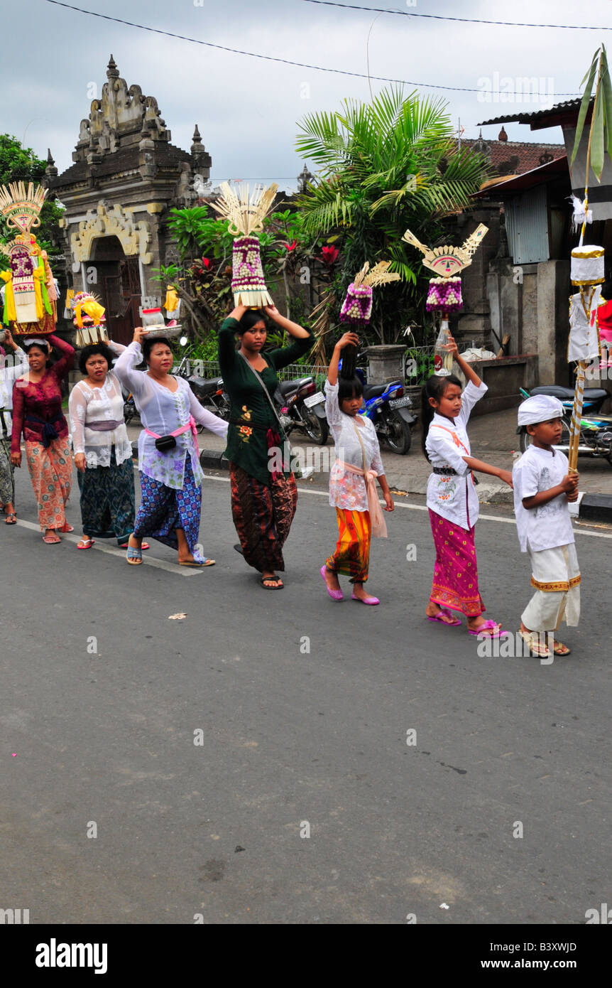 Women Carrying Offerings to Temple Festival (Odalan),mengwi, Bali ...
