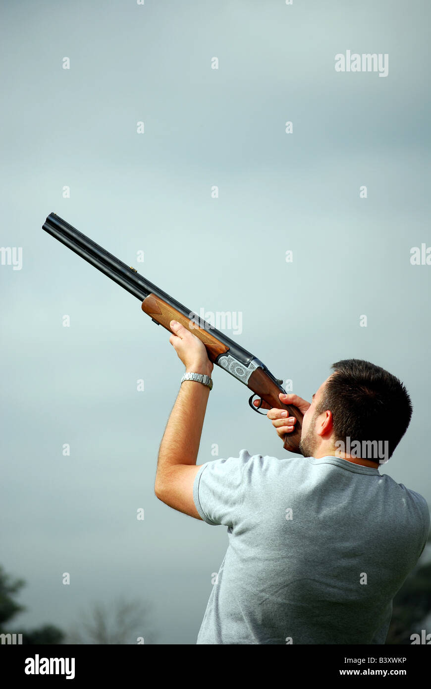 Shooting a rifle Stock Photo - Alamy