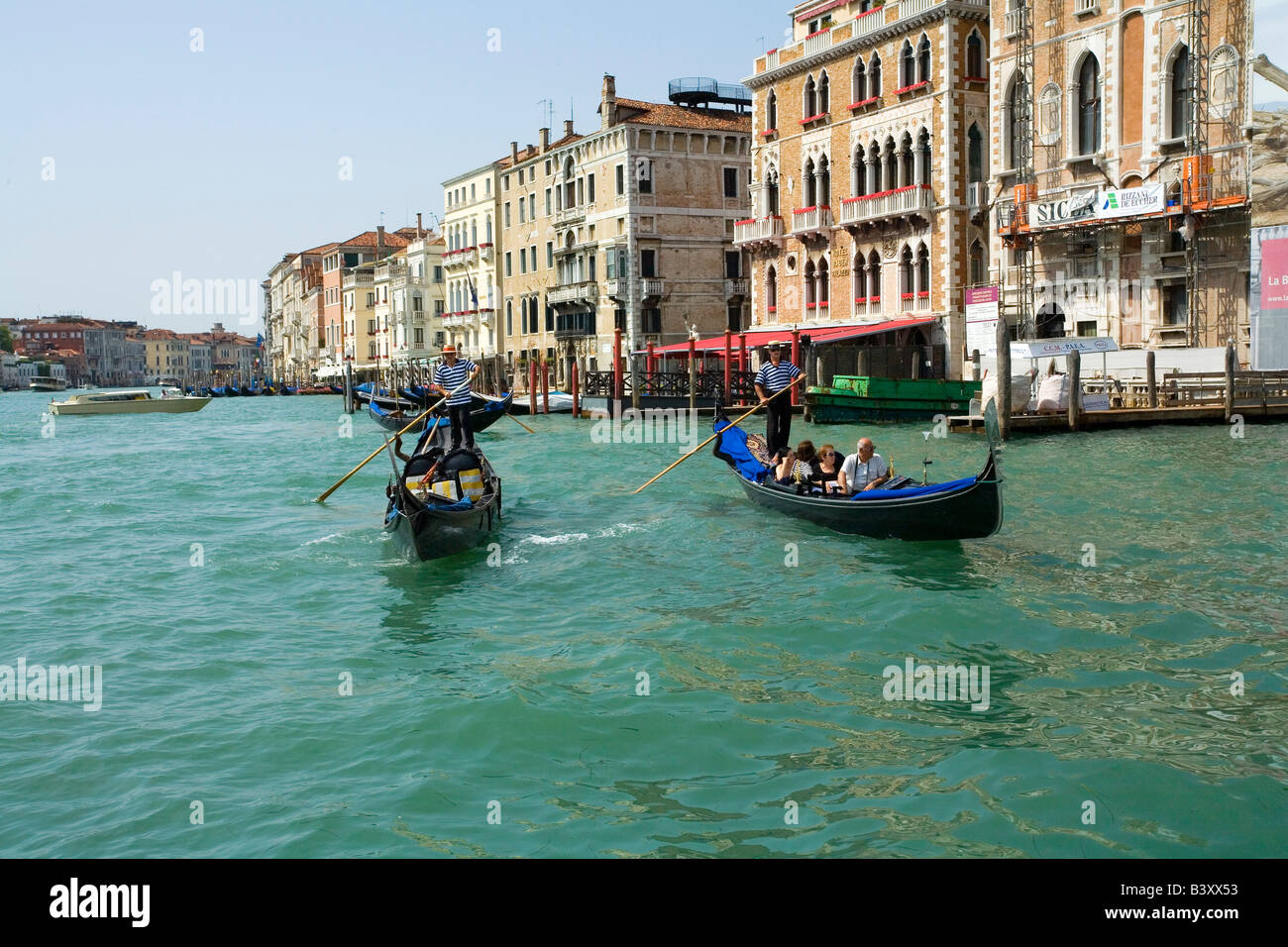 Gondoliers gondolas grand canal hi-res stock photography and images - Alamy