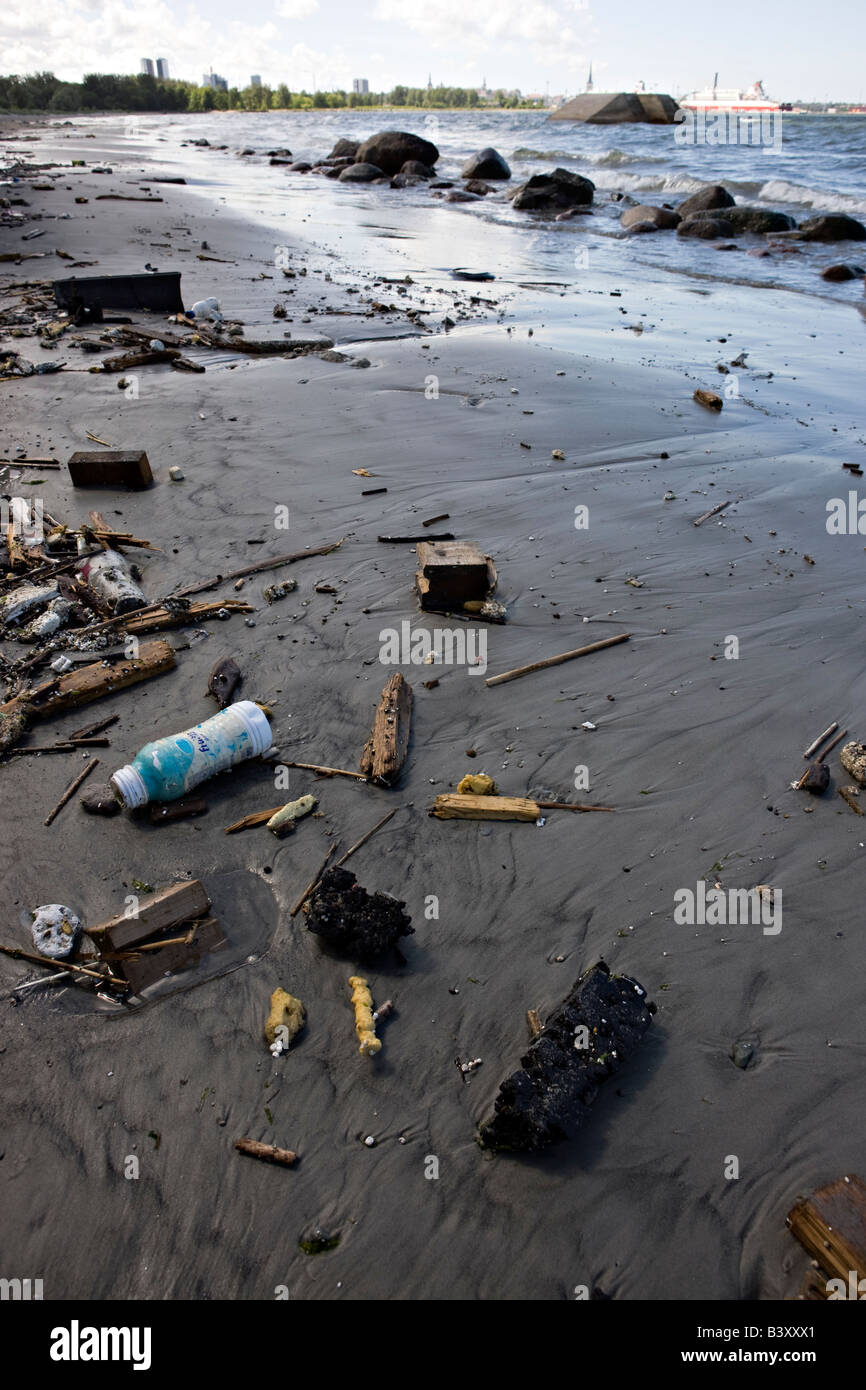 Garbage at the beach hi-res stock photography and images - Alamy