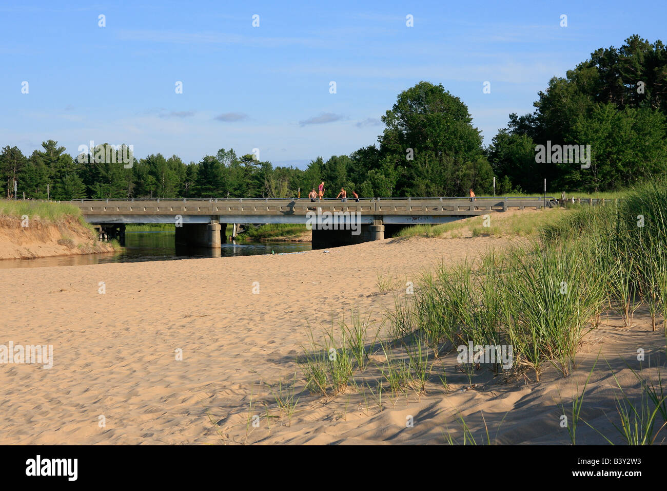 Boys jumping from bridge hi-res stock photography and images - Alamy