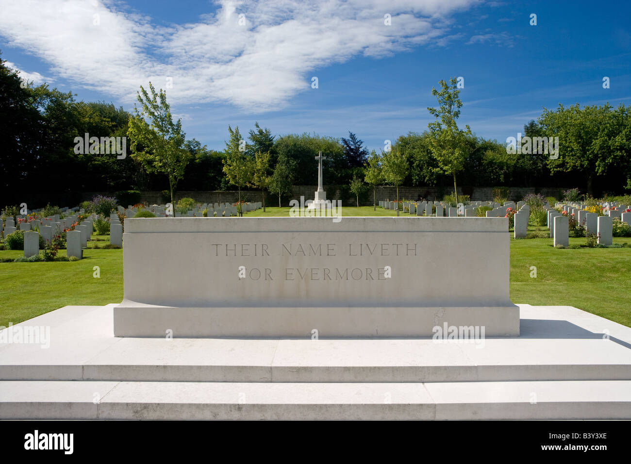Rows of war graves & Stone of Remembrance on sunny day & under blue sky ...
