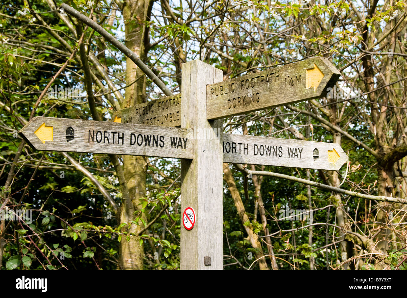 Walking sign path uk hi-res stock photography and images - Alamy