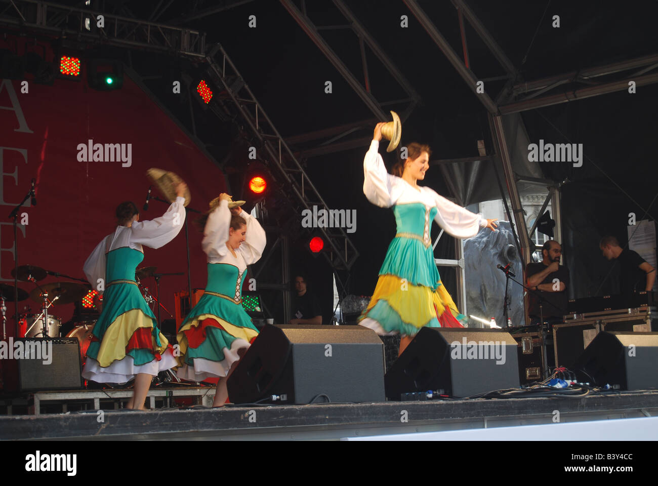 Dancing israelis hi-res stock photography and images - Alamy