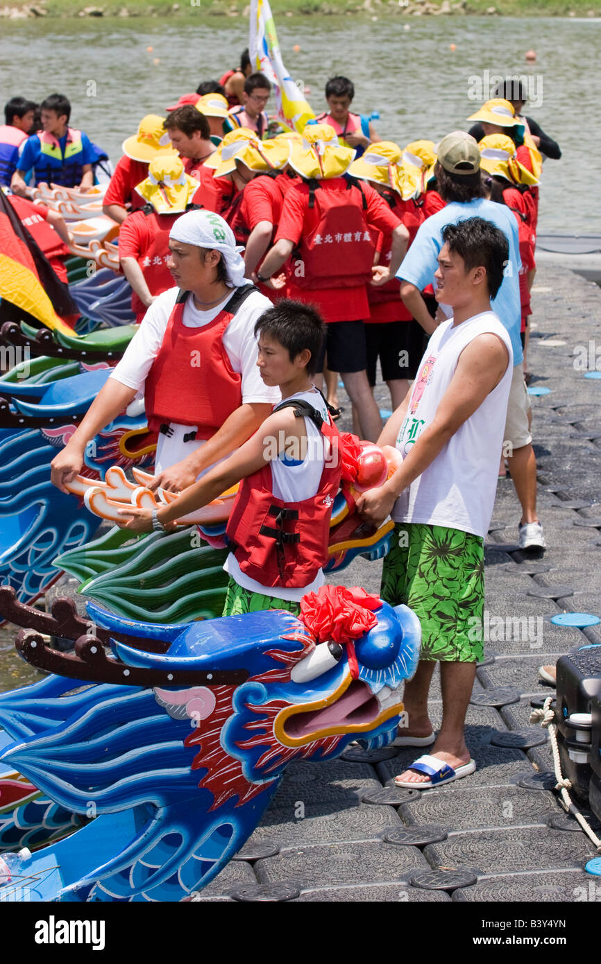 Chinese men and women rowing boat hi-res stock photography and images ...