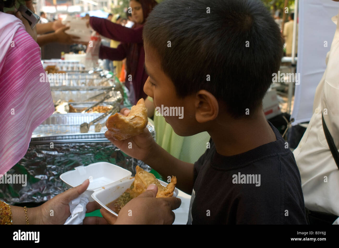 Boy pakistan eating hi-res stock photography and images - Alamy
