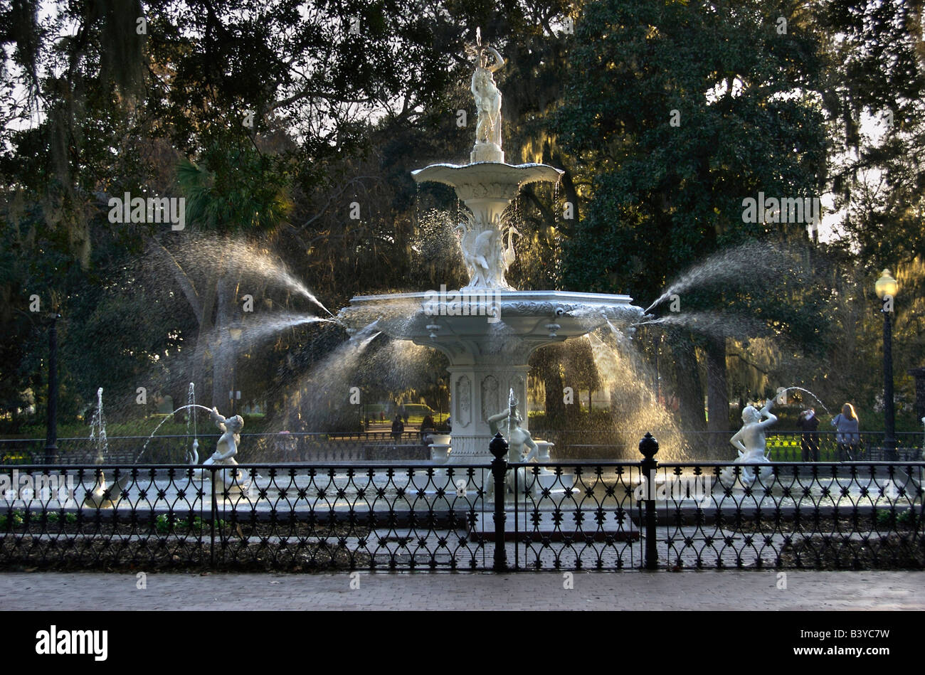 Forsyth park fountain swan hi-res stock photography and images - Alamy