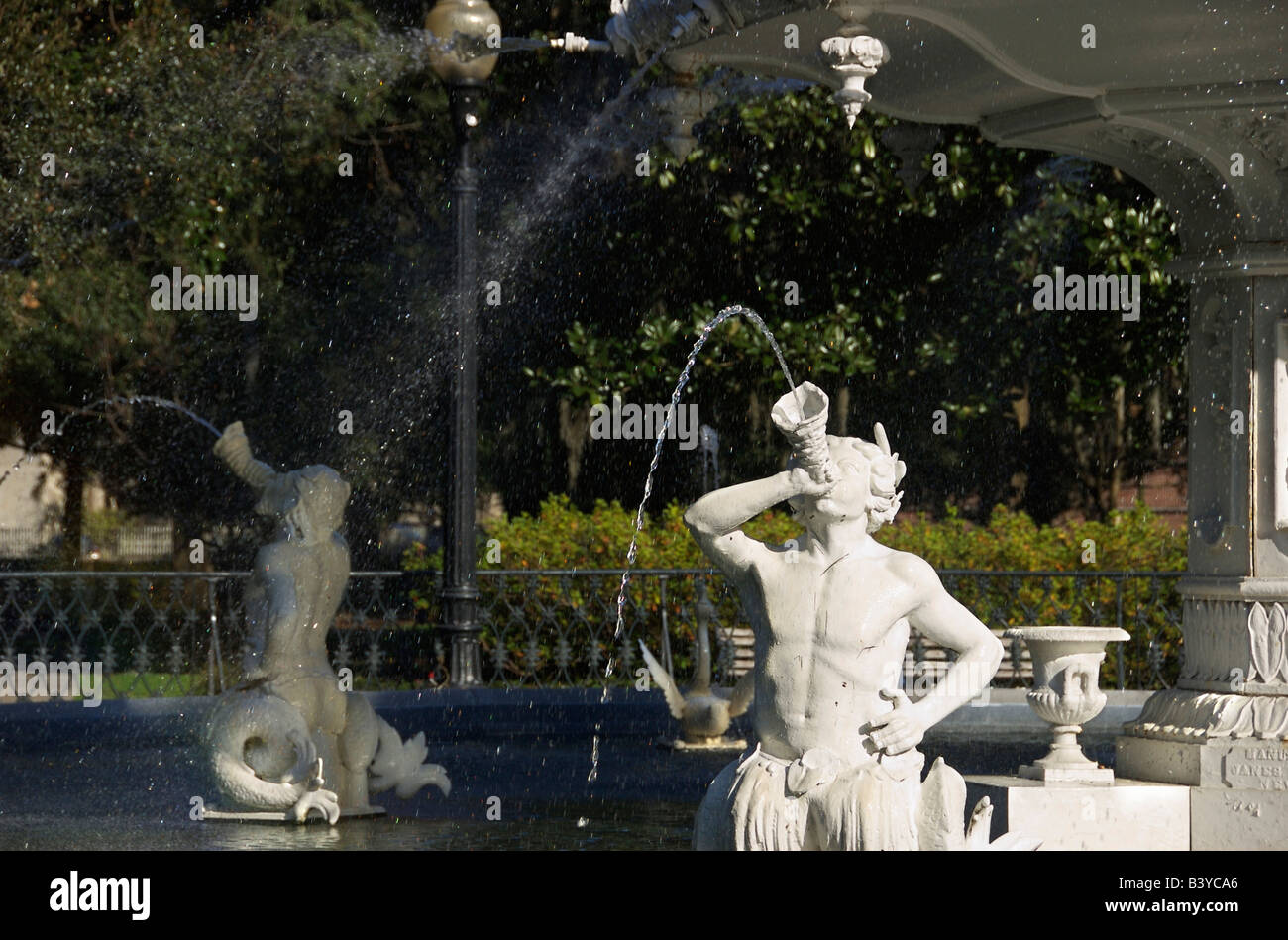 Forsyth park fountain swan hi-res stock photography and images - Alamy