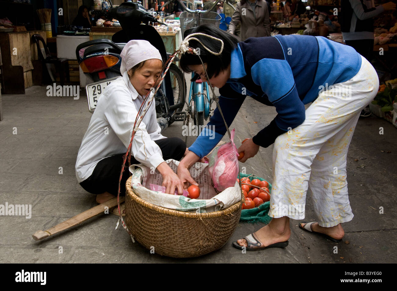 Hanoi shoulder pole hi-res stock photography and images - Alamy
