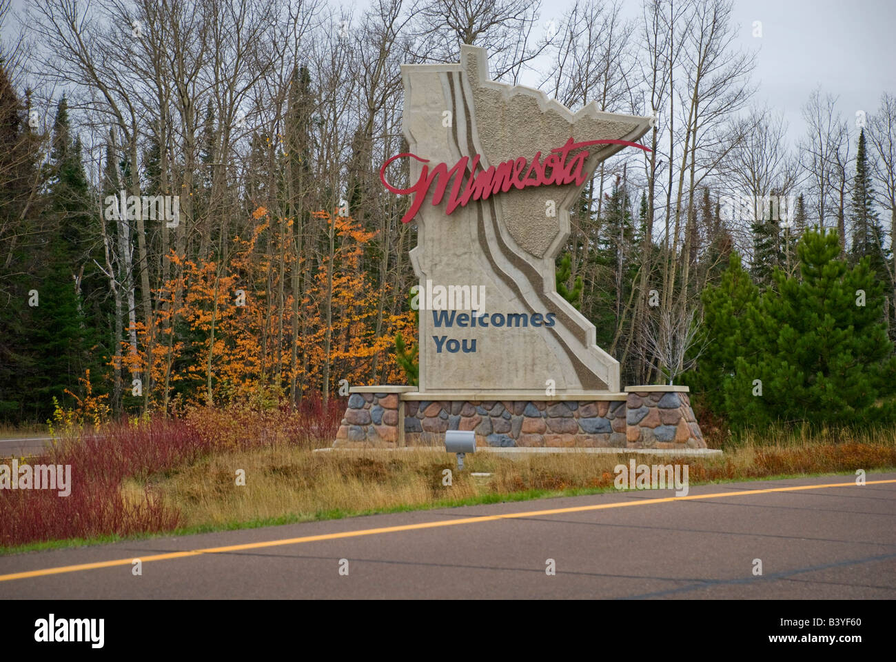 USA, Minnesota. A sign welcoming visitors to the state of Minnesota ...