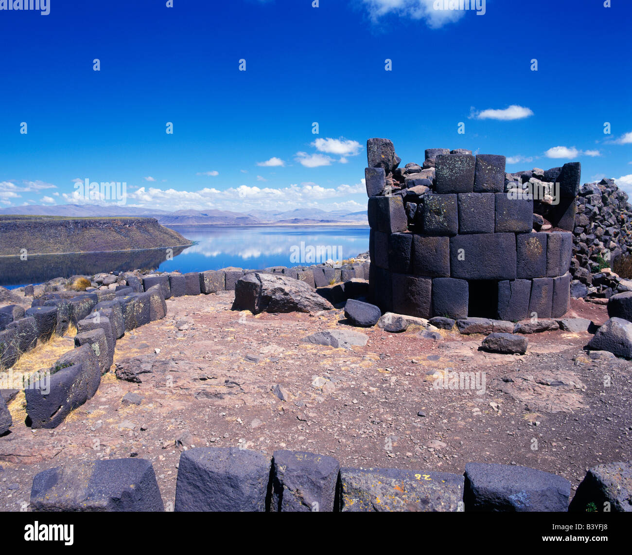 Peru, Puno, Sillustani. Inca burial chamber (chullpa Stock Photo - Alamy