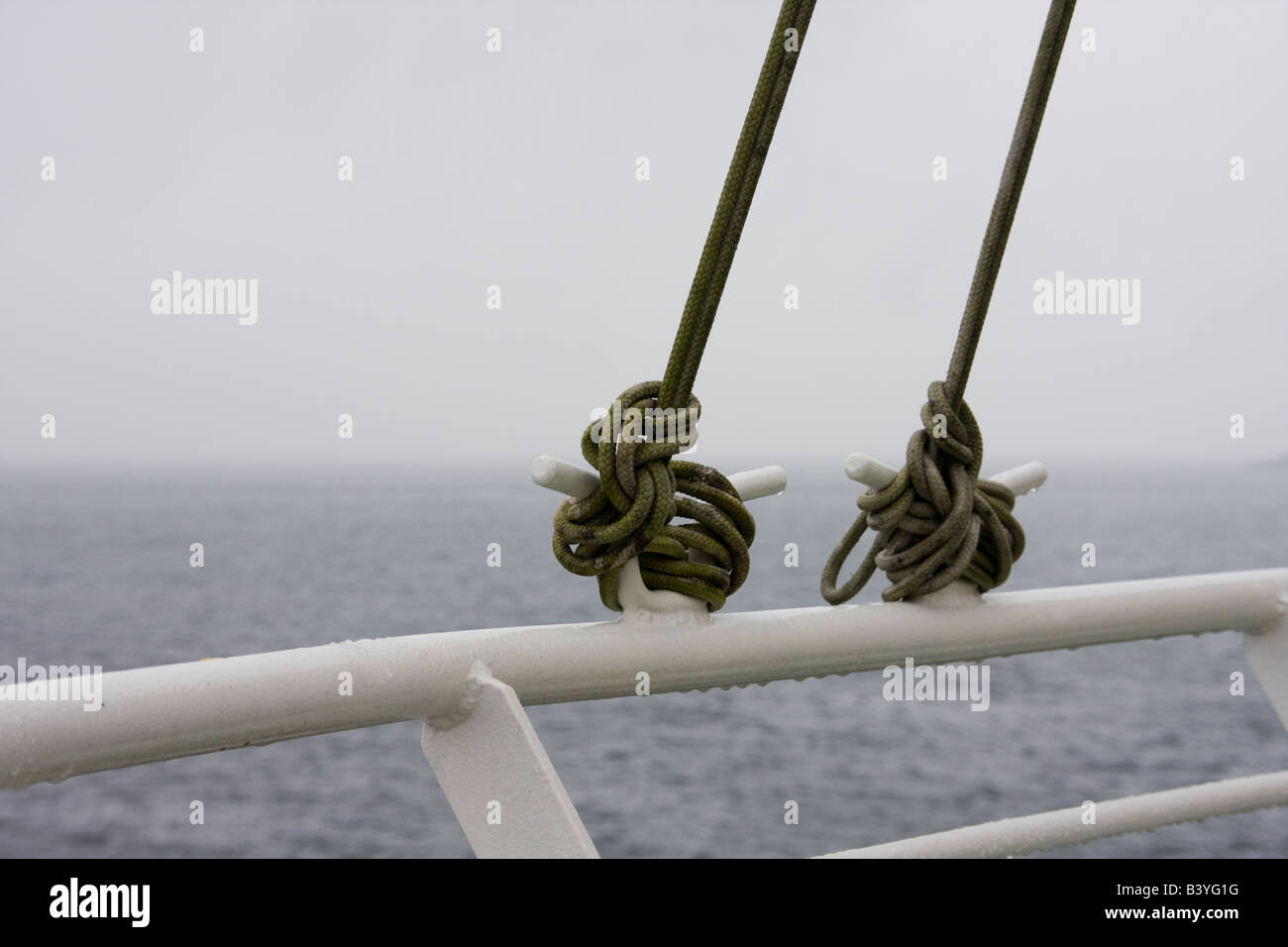 Ropes and cleats on ferry boat railing Stock Photo - Alamy