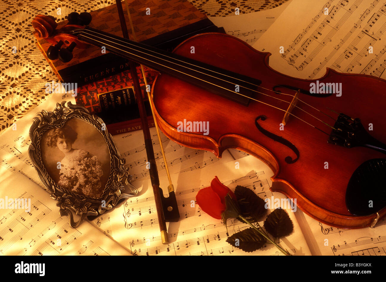 violin music still life Stock Photo - Alamy