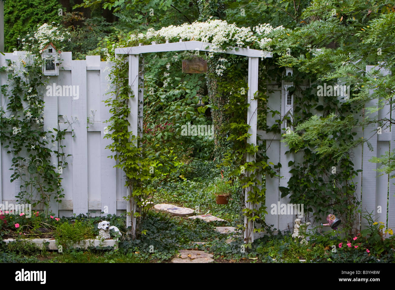 Backyard garden display Stock Photo - Alamy
