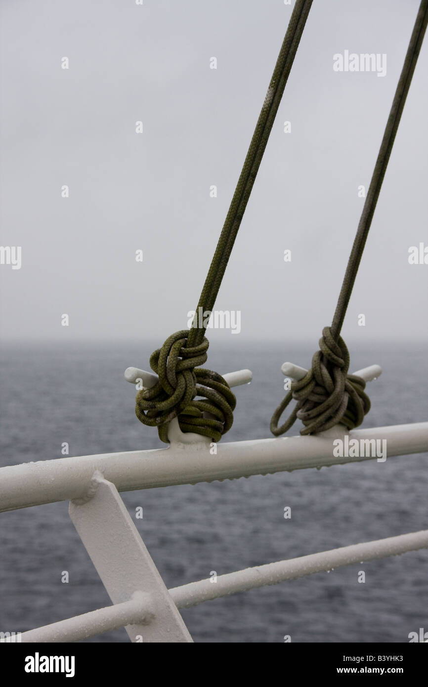 Ropes and cleats on ferry boat railing Stock Photo - Alamy