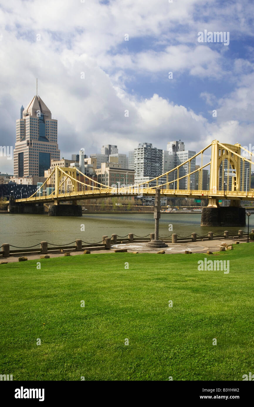 USA, Pennsylvania, Pittsburgh. 6th Street Bridge spans the Allegheny ...