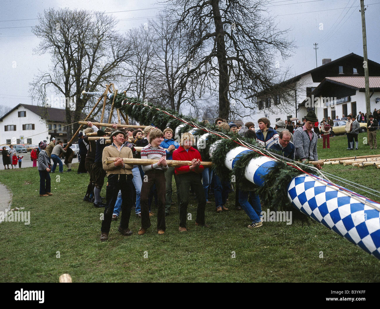 Putting up the maypole hi-res stock photography and images - Alamy