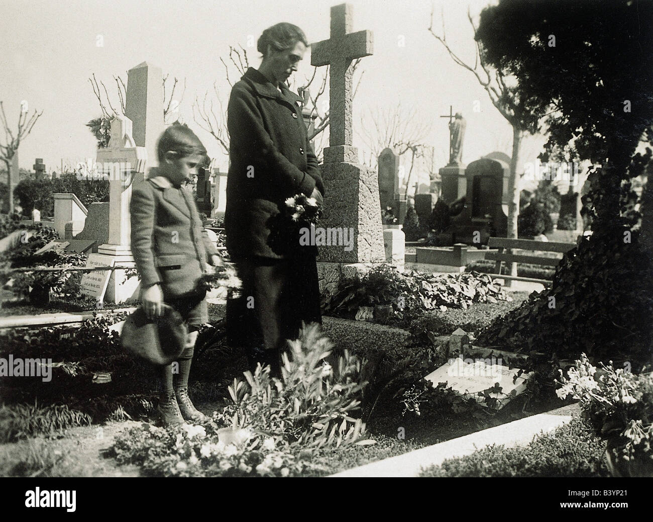 people, family, mother and child at the graveyard, Germany, 1920s, 20s, widow, orphan, grave ...
