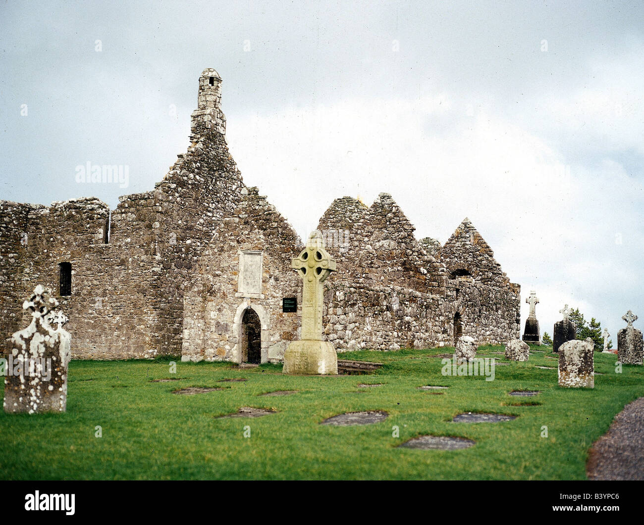 geography / travel, Ireland, cloister Clonmacnoise, County Offaly ...
