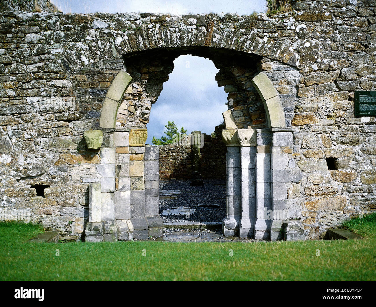 geography / travel, Ireland, cloister Clonmacnoise, County Offaly ...