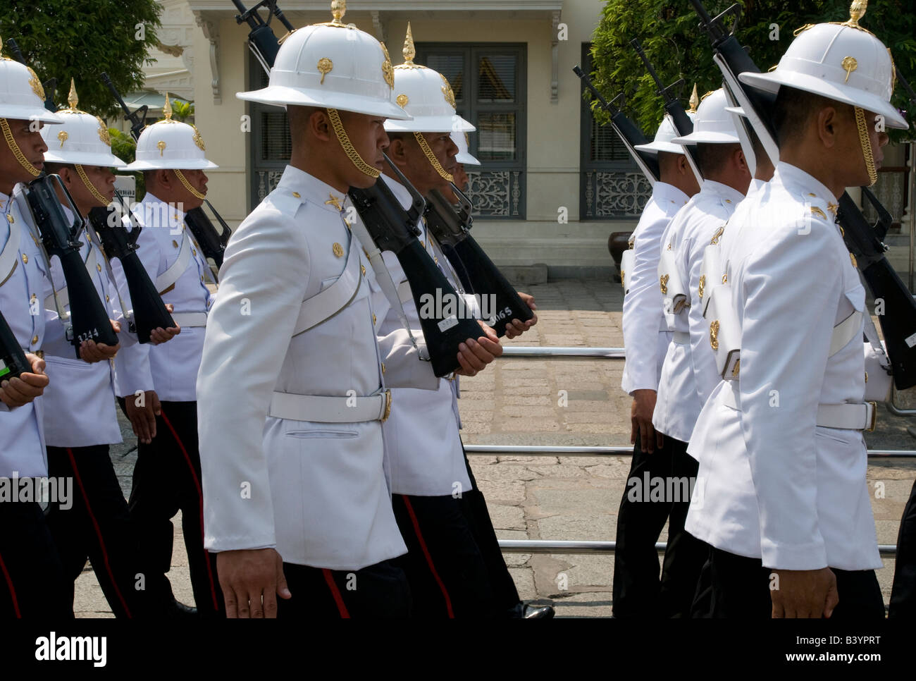 Bangkok grand palace marching guards hi-res stock photography and ...