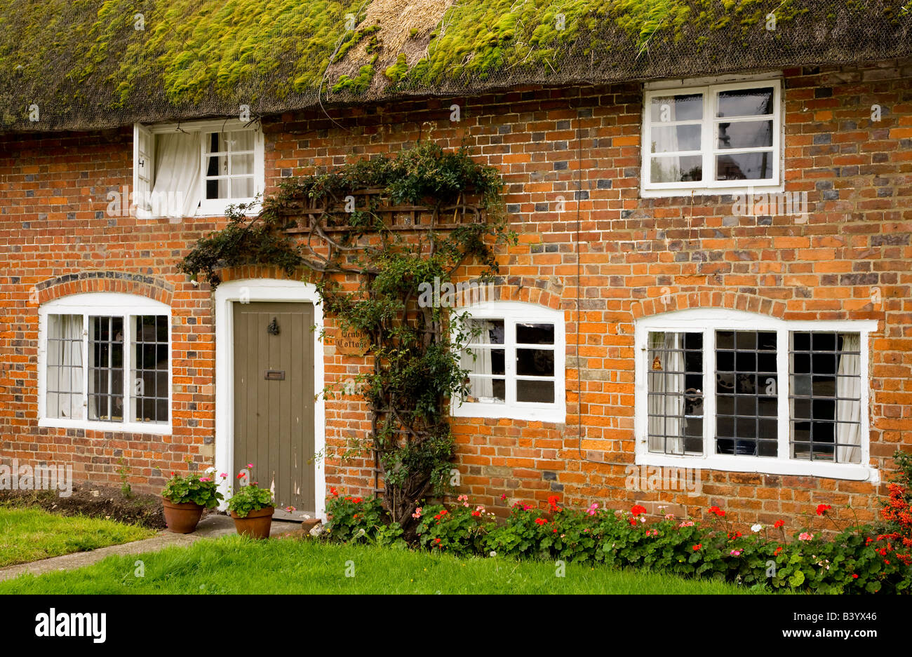 Little thatched roof house hi-res stock photography and images - Alamy