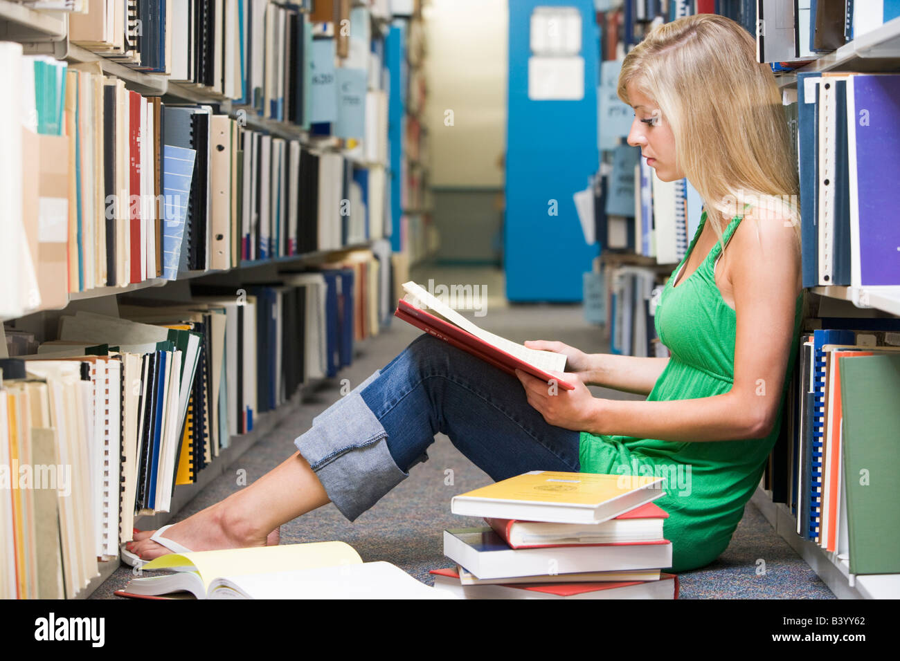 Bookshelves all one colour hi-res stock photography and images - Alamy