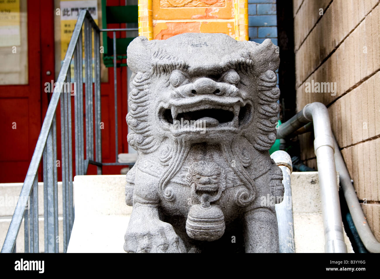 Lion statue chinese hi-res stock photography and images - Alamy